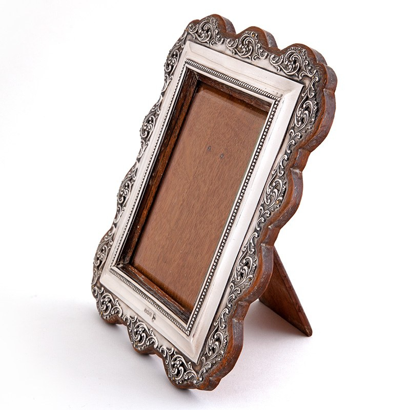 Edwardian Silver Photo Frame with a Pierced Scrolling Floral Border (1904)